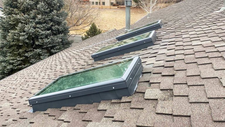 Skylight Window VELUX 22-1/2-in X 22-1/2-in Fixed Self-flashing Aluminum Skylight With Laminated ...